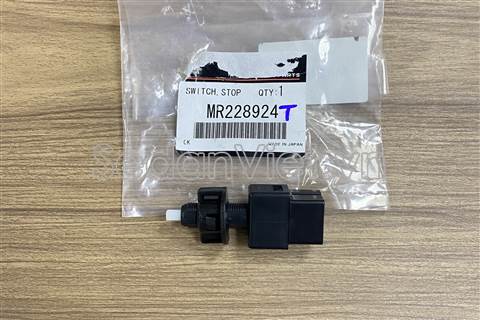 CÔNG TẮC CHÂN PHANH MITSUBISHI PAJERO MR228924 CHÍNH HÃNG - SEDANVIET.VN