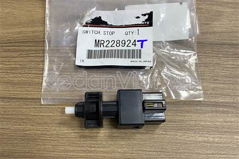 CÔNG TẮC CHÂN PHANH MITSUBISHI PAJERO MR228924 CHÍNH HÃNG - SEDANVIET.VN